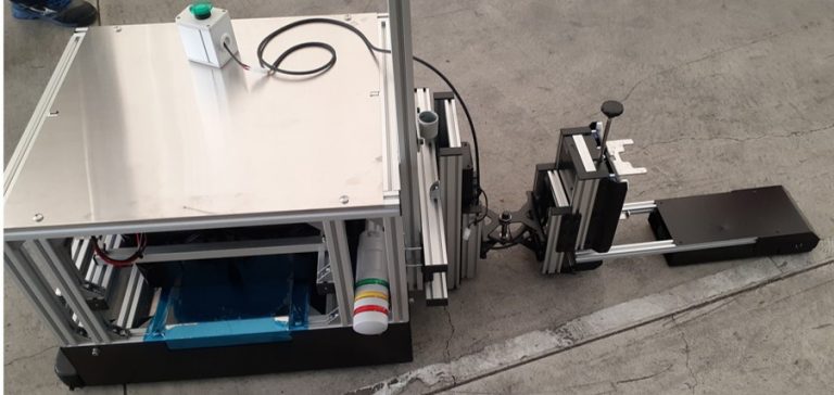 リコー製 M2に牽引用JIGを取り付けてカゴ台車を牽引走行しました。様々な種類のカゴ台車を搬送することが可能です。